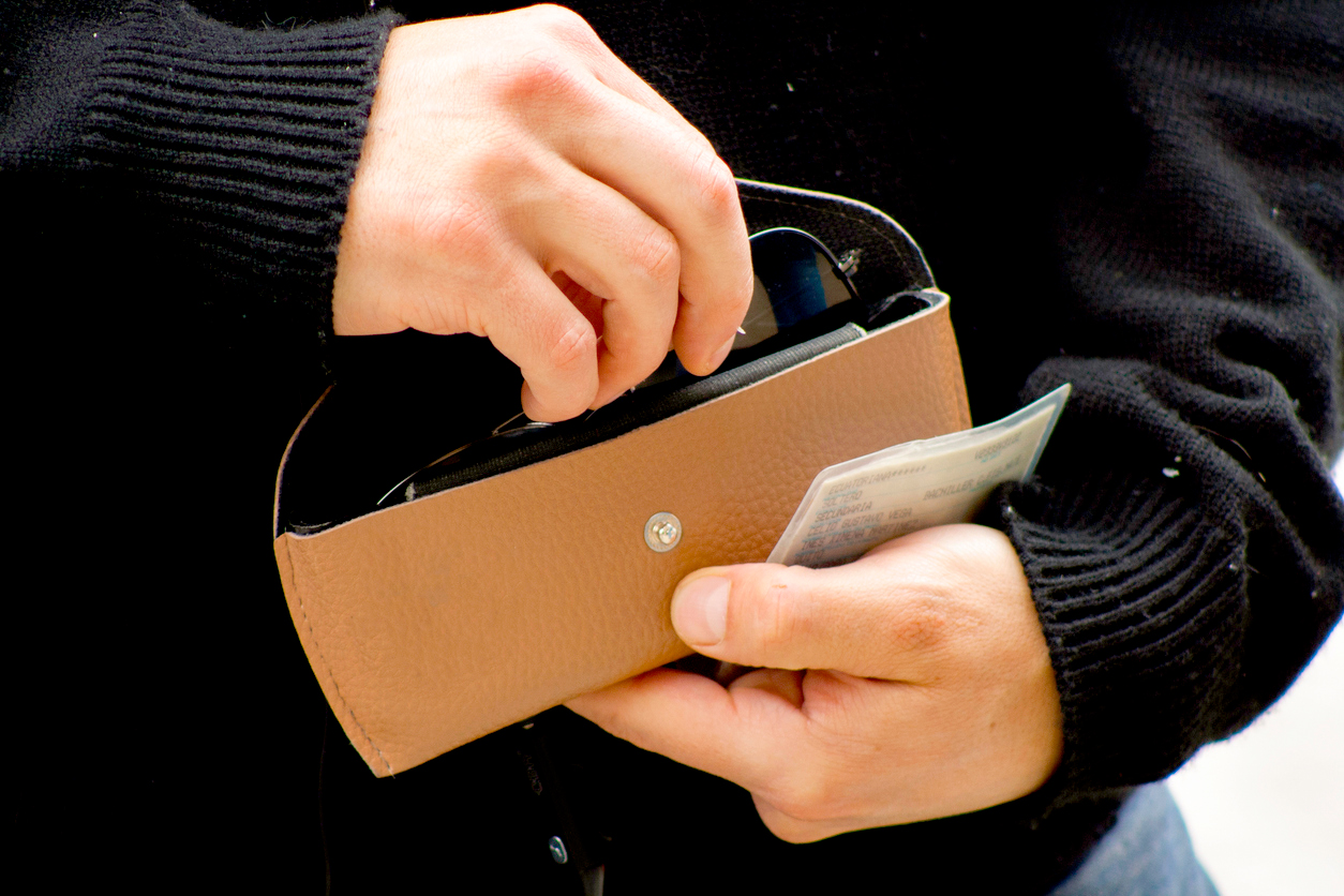 7 Surprising Things to Always Keep in Your Wallet - Better Report